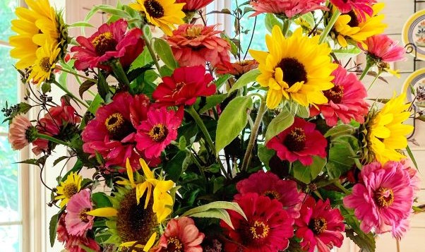Same flowers, different styles: One arrangement, three unique ...